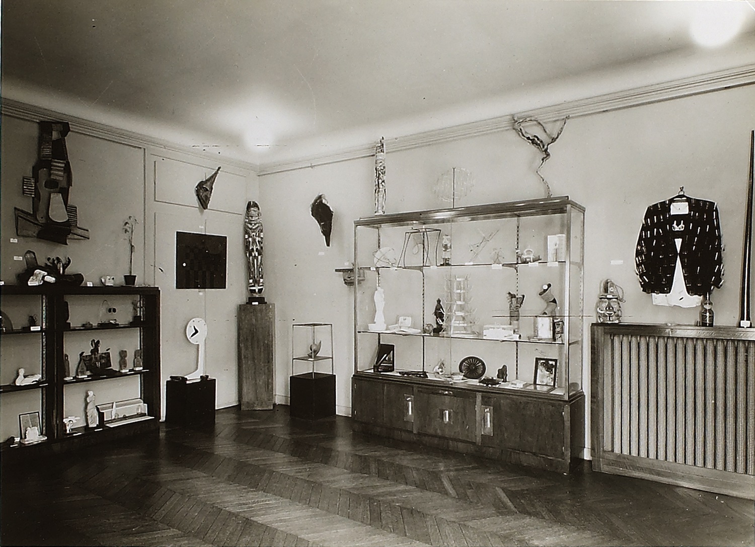 MAN RAY, Vue de l\’exposition d\’objets surréalistes à la Galerie ...